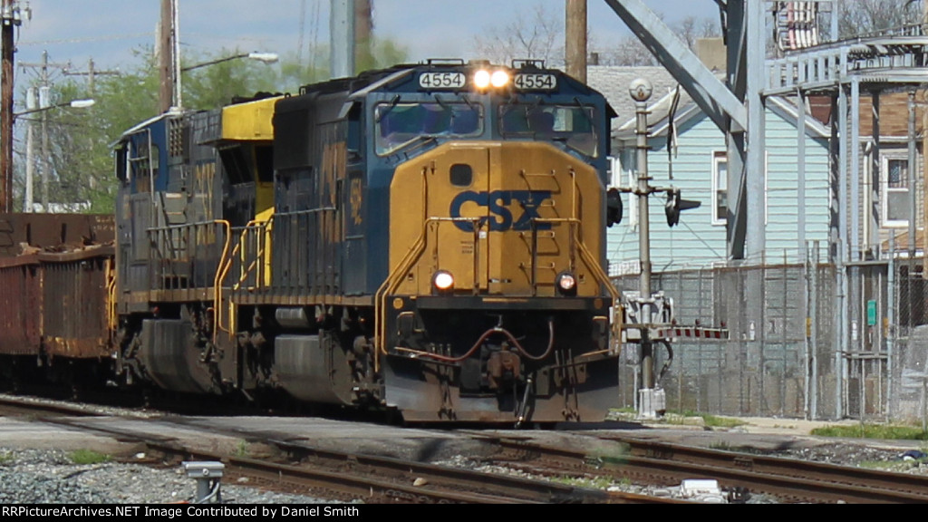 CSX 4554 SD70MAC leads south-bound K-587.